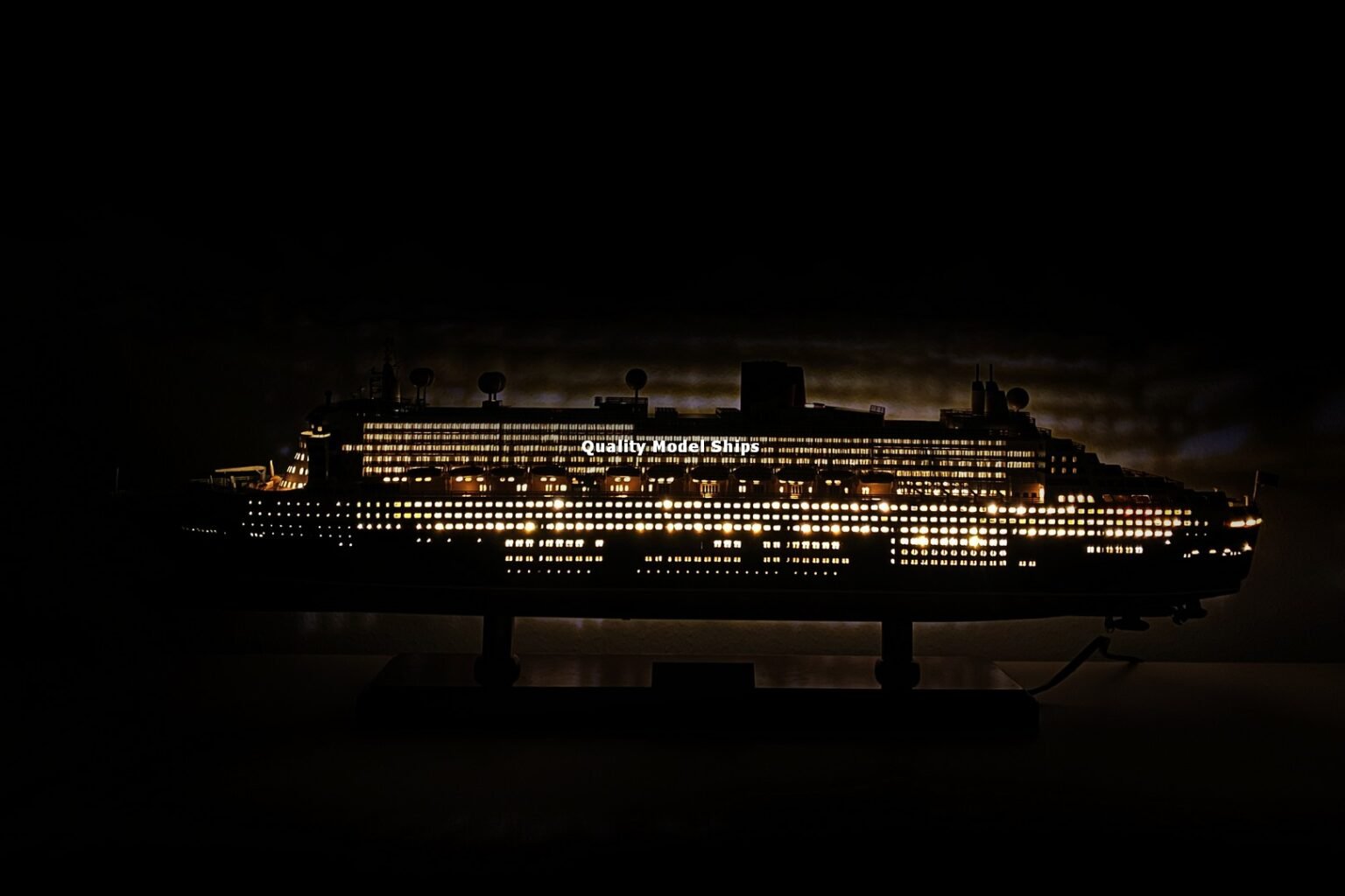 RMS Queen Mary 2 Museum Quality Handcrafted Ship Model with Lights ...